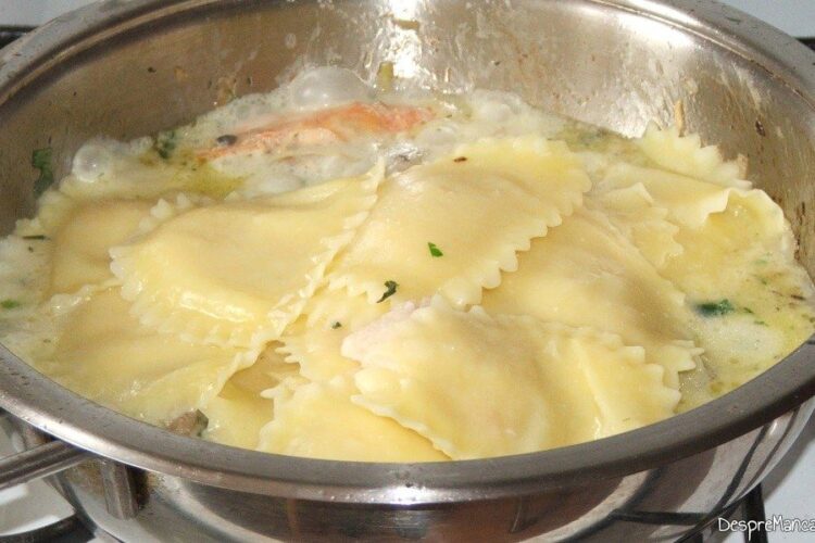 Paste umplute cu crab si creveti in sos de praz, ciuperci si smantana