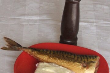 Macrou afumat frecat cu unt si mirodenii