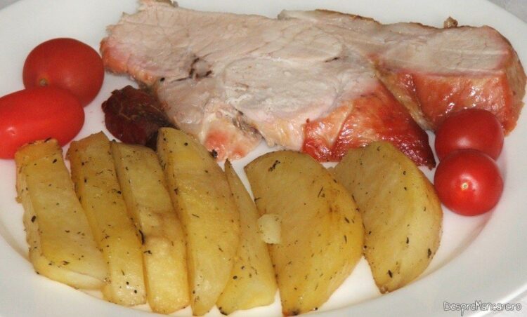 Jambon de porc cu sorici si cartofi, la cuptor