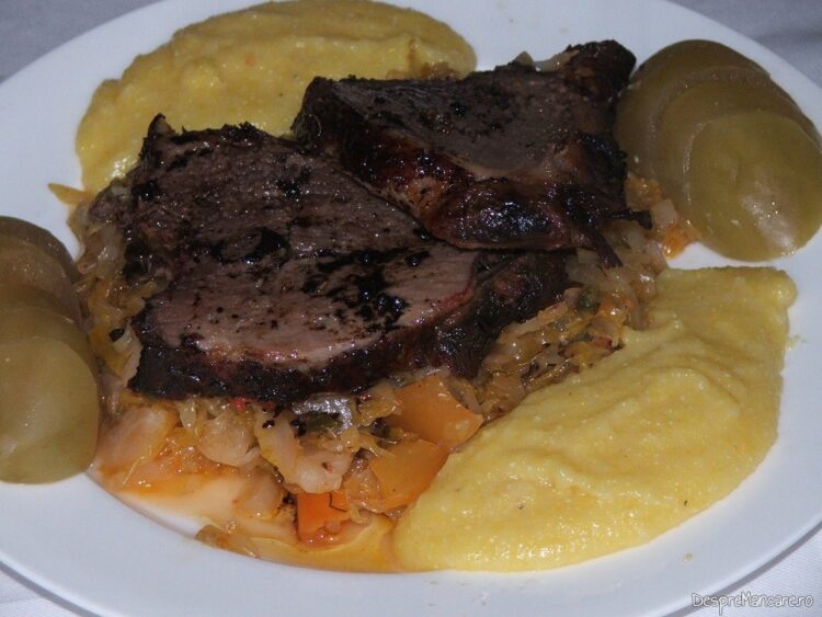 Pulpa de oaie macerata in iaurt cu condimente si apoi coapta in tigaie ...